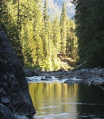 Straddling the Cle Elum River - Special Finds, Unique Homes