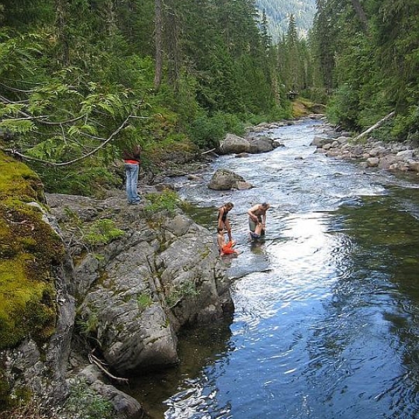 Straddling the Cle Elum River - Special Finds, Unique Homes